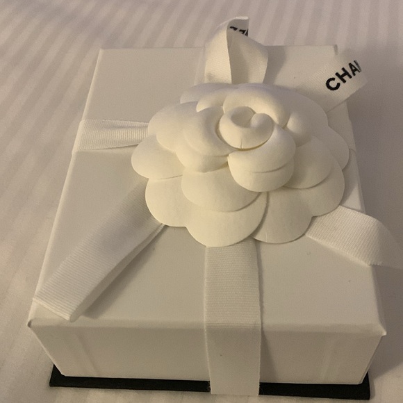CHANEL | Other | Chanel White Gift Boxes With Ribbon Small Size Only ...